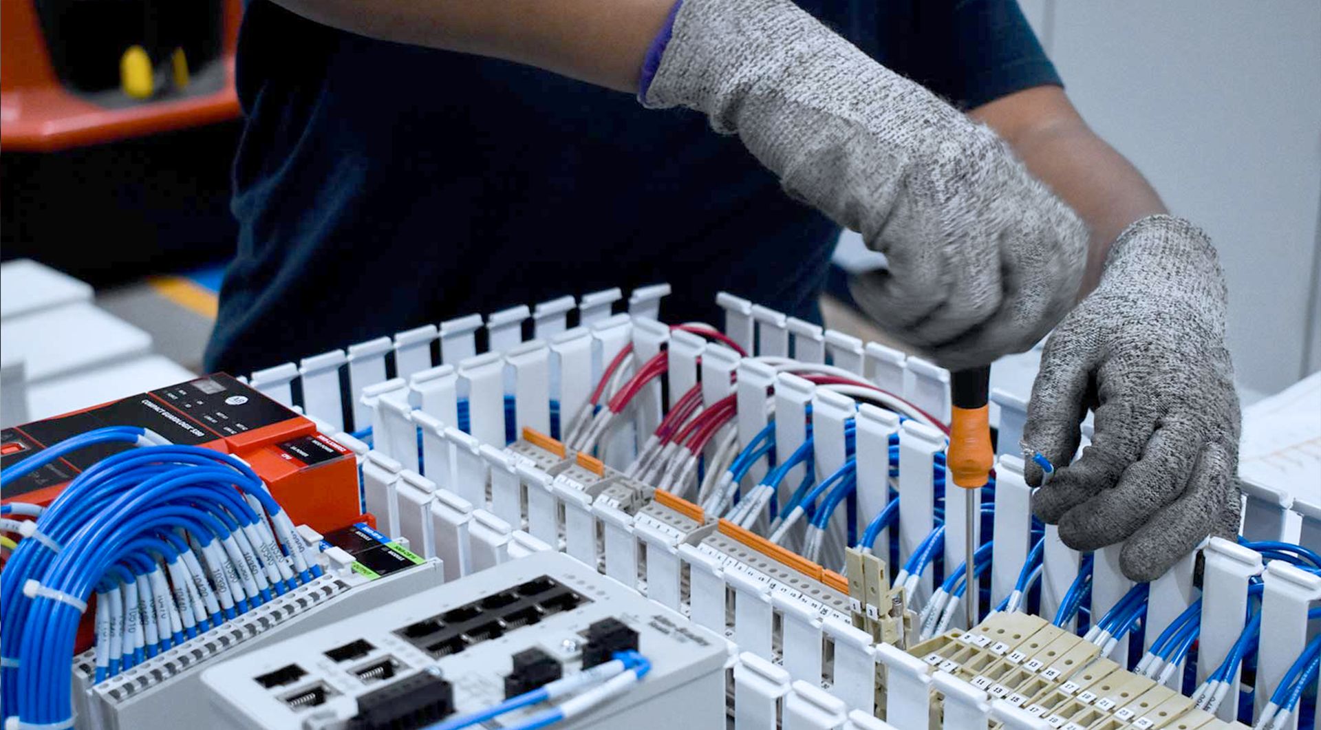 Ensamble de Tableros de Control Industrial UL 508A | Adicom